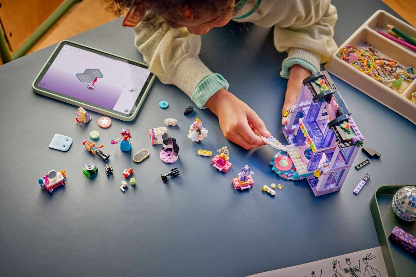 LEGO® Friends 42685 Módní přehlídka v městečku Heartlake | Legenio ...